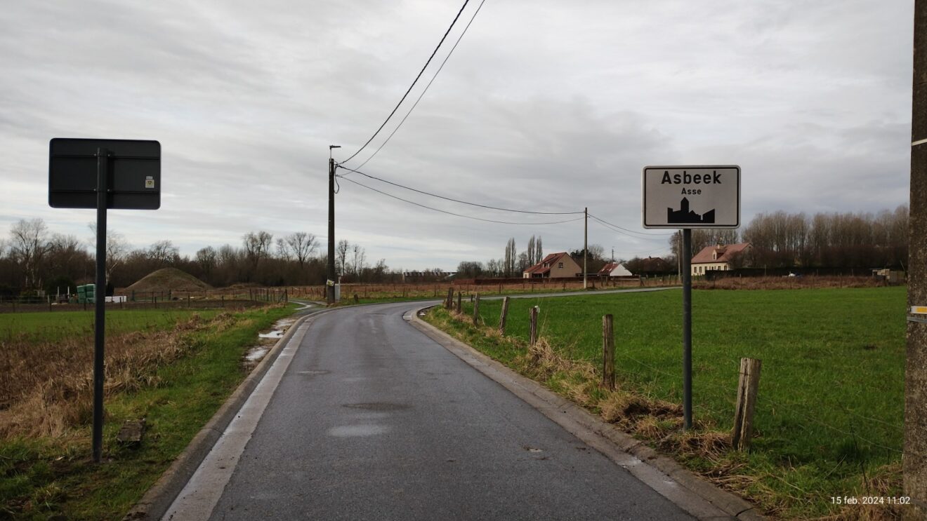 Verkeersborden omgedraaid geplaatst in centrum Asbeek. – Goeiedag
