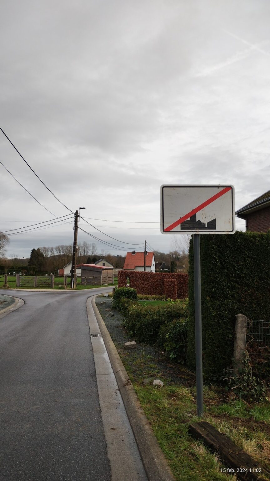 Verkeersborden omgedraaid geplaatst in centrum Asbeek. – Goeiedag