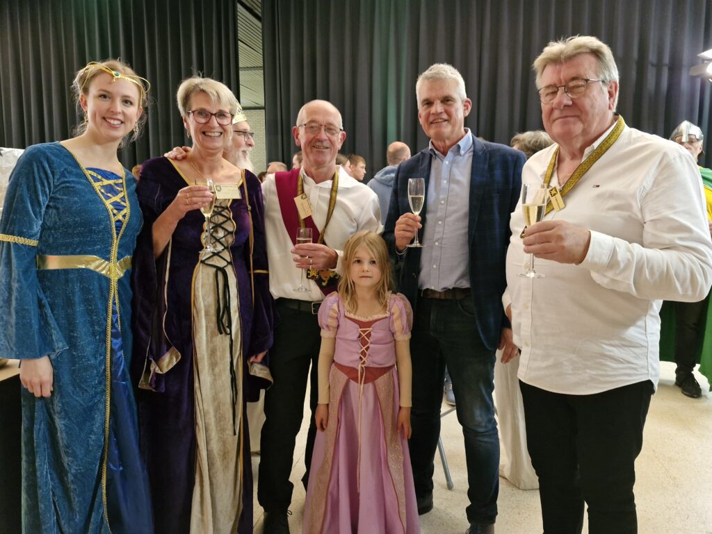 Wilfried Meersman (Harlekijn) geridderd in de Orde van het Gulden ...